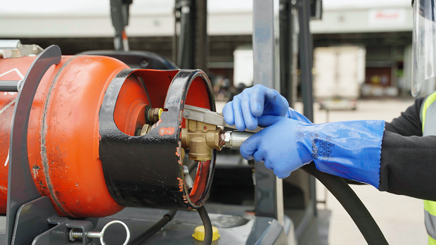 Safety first when refilling and changing LPG cylinders on forklift ...